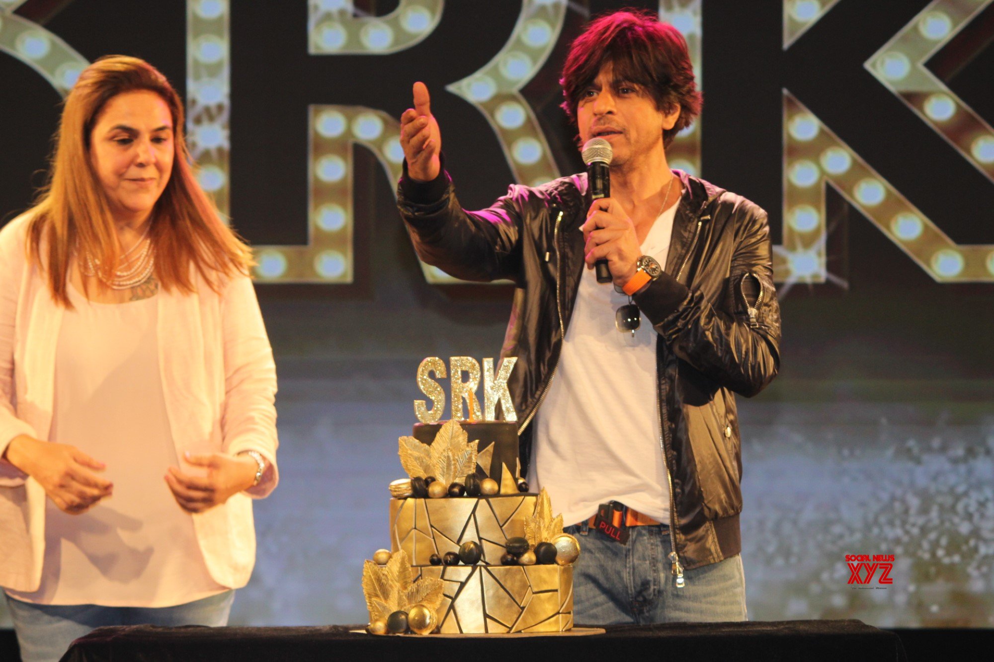 Shah Rukh Khan Grand 54th Birthday Celebration With His Fans - Gallery ...