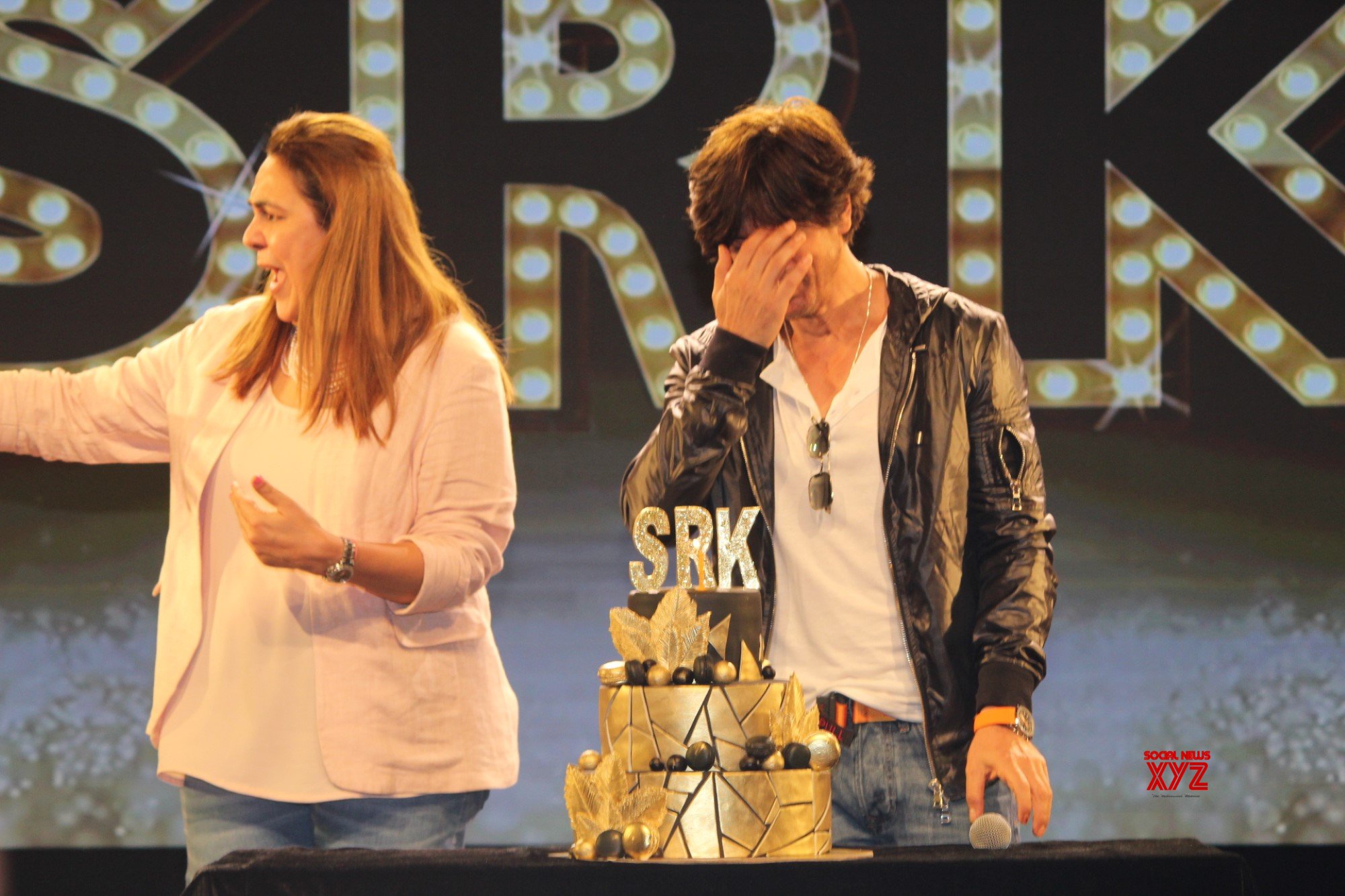 Shah Rukh Khan Grand 54th Birthday Celebration With His Fans - Gallery ...
