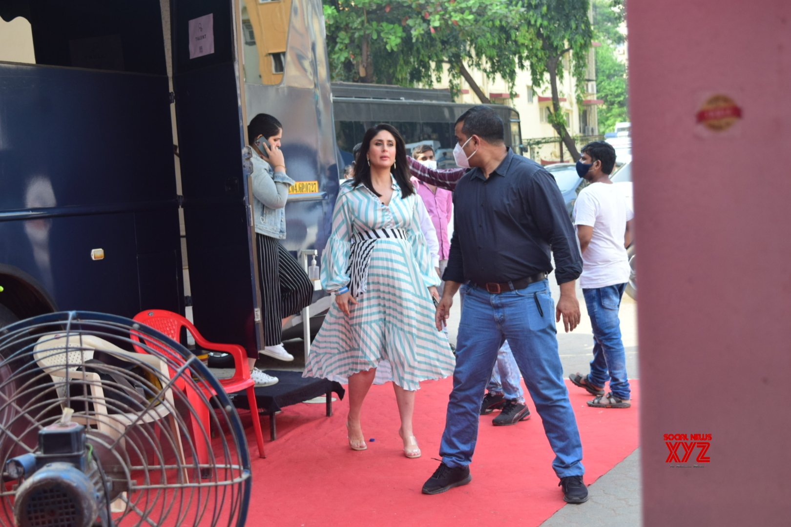 Actress Kareena Kapoor At Mehboob Studio In Bandra - Gallery - Social ...