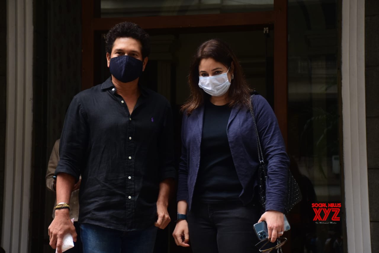 Sachin Tendulkar And Wife Anjali Tendulkar Spotted At Clinic In Bandra ...