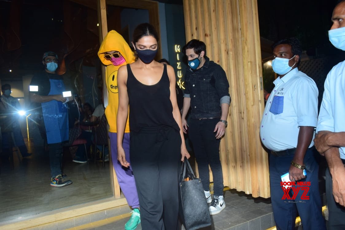 Ranveer Singh And Deepika Padukone Snapped At Mizu Restaurant Bandra ...