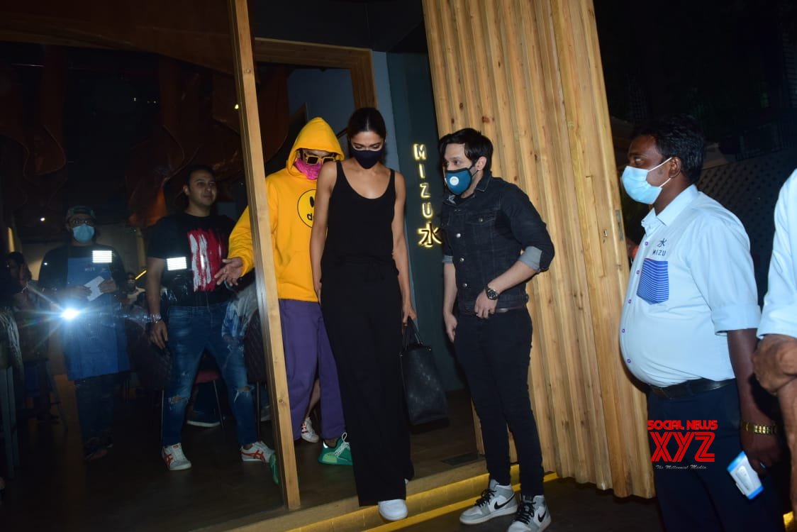 Ranveer Singh And Deepika Padukone Snapped At Mizu Restaurant Bandra ...