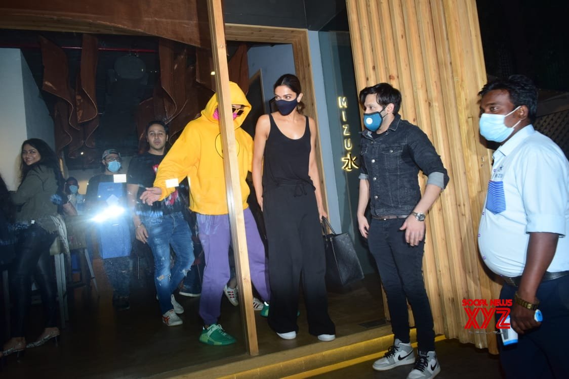 Ranveer Singh And Deepika Padukone Snapped At Mizu Restaurant Bandra ...