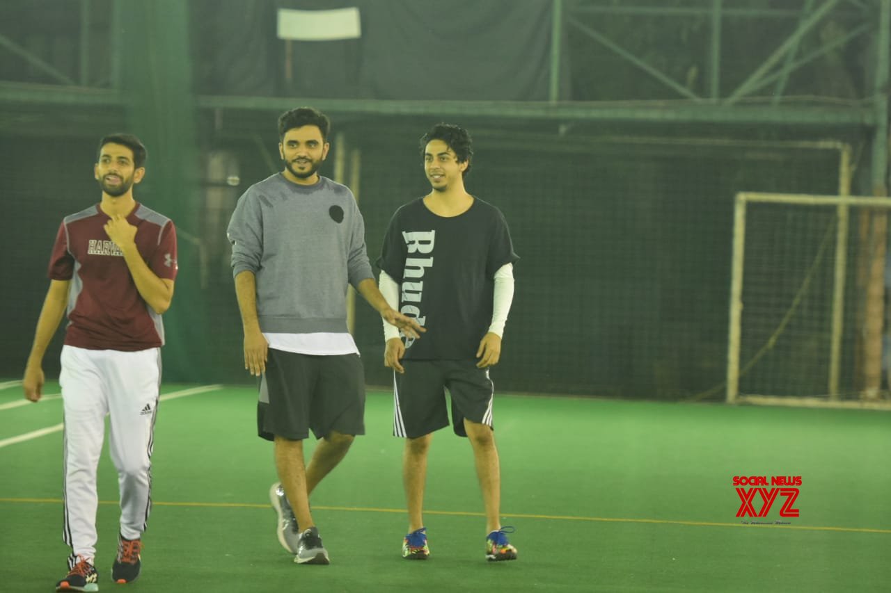Aryan Khan And Ahan Shetty Spotted Playing Cricket At Bandra - Gallery ...