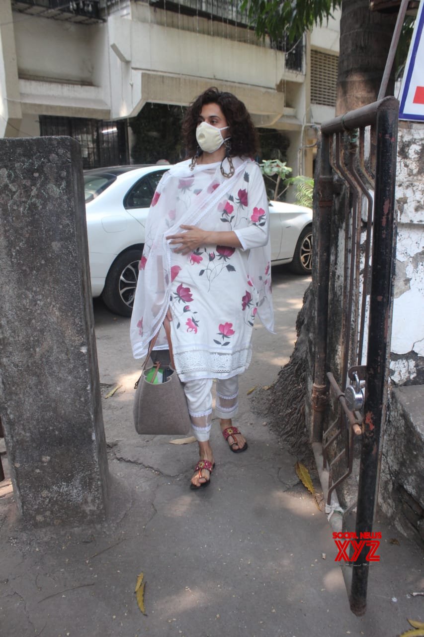 Actress Tapasee Pannu Spotted At Juhu - Gallery - Social News XYZ