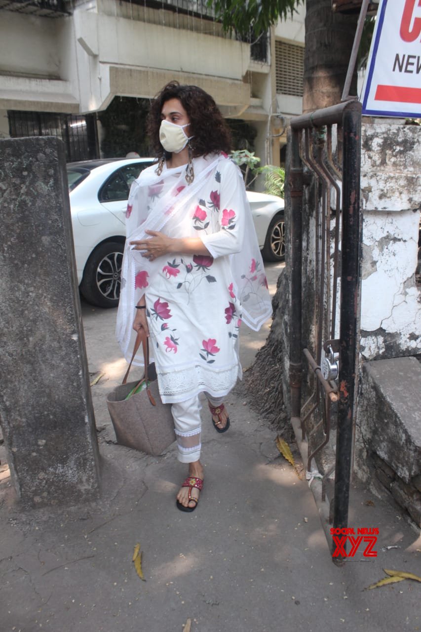 Actress Tapasee Pannu Spotted At Juhu - Gallery - Social News XYZ
