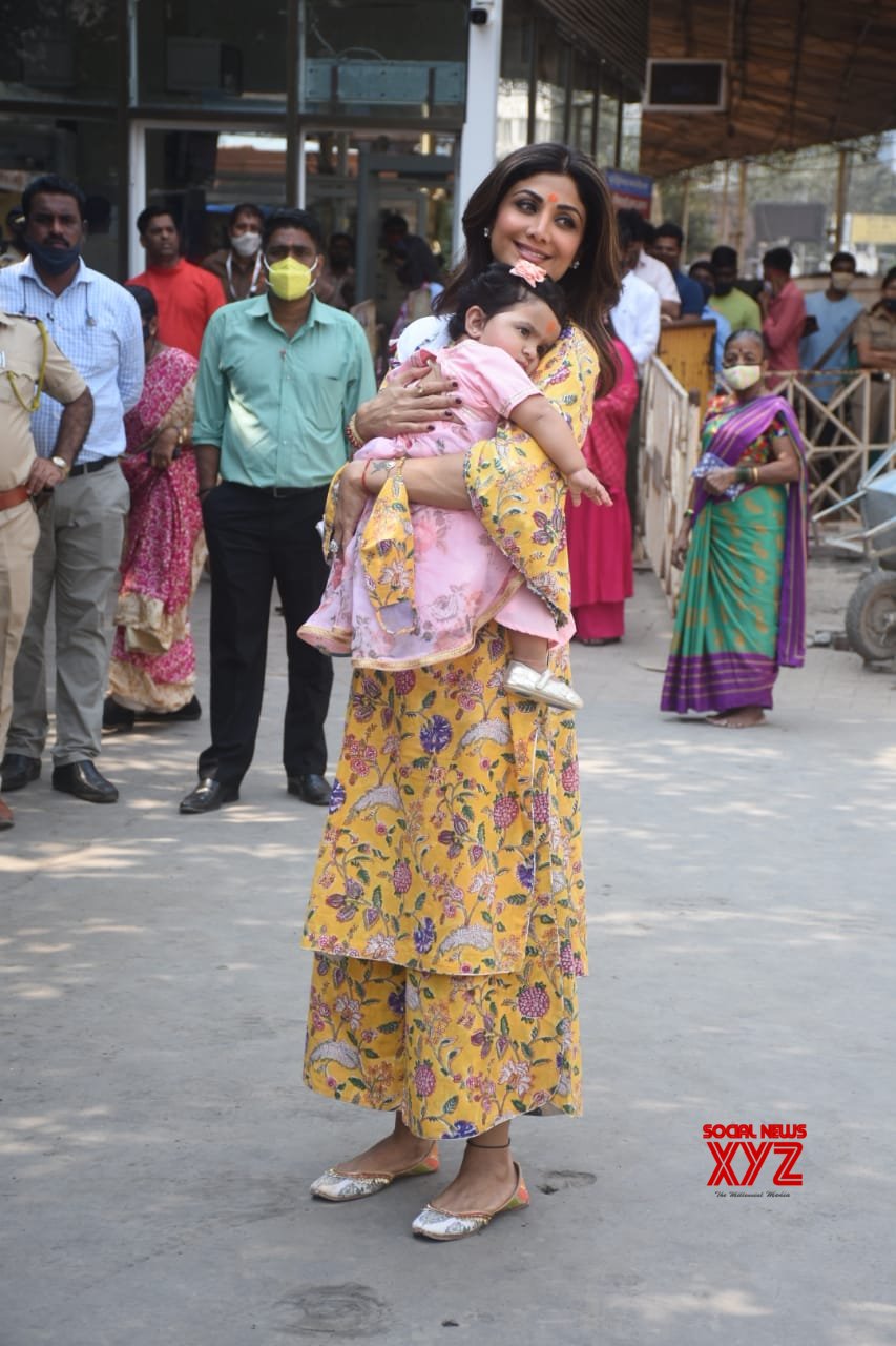 Shilpa Shetty And Family Visit Siddhivinayak For Samisha's First ...