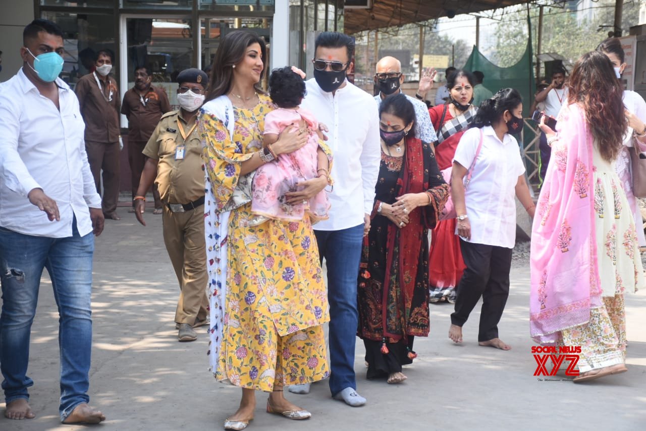Shilpa Shetty And Family Visit Siddhivinayak For Samisha's First ...