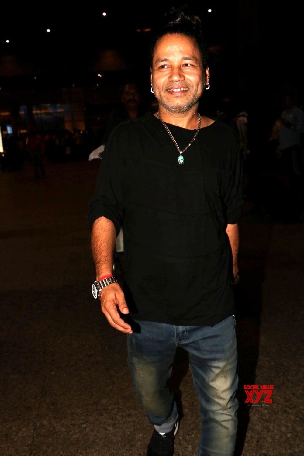 Mumbai: Kailash Kher spotted at airport - Social News XYZ