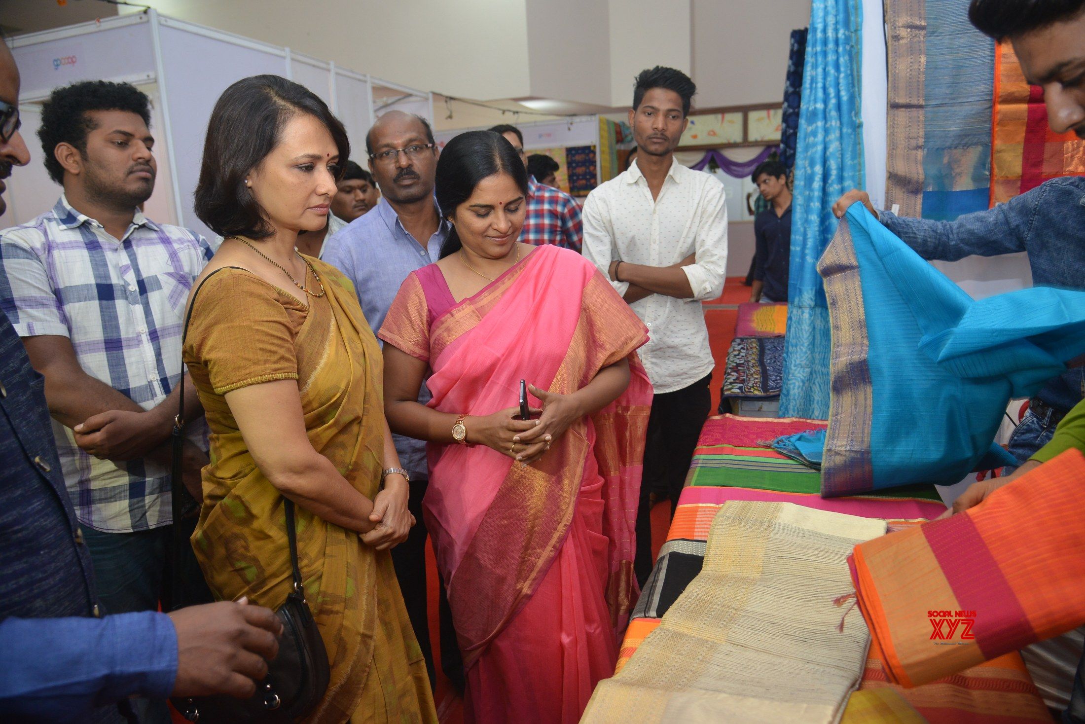 Akkineni Amala Inaugurates Go Swadeshi Expo At Banjara Hills Gallery ...