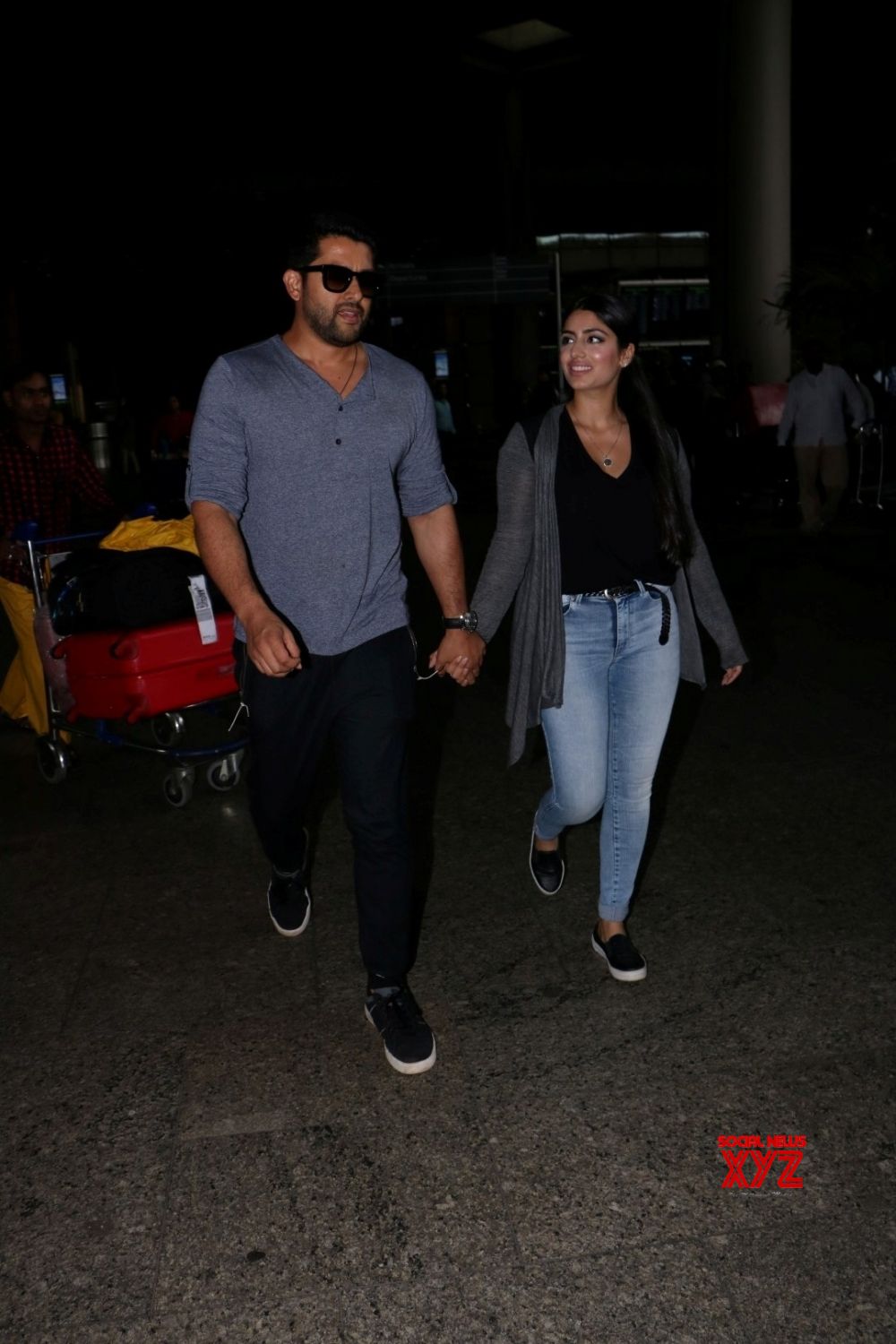 Mumbai: Aftab Shivdasani and his wife spotted at airport - Social News XYZ