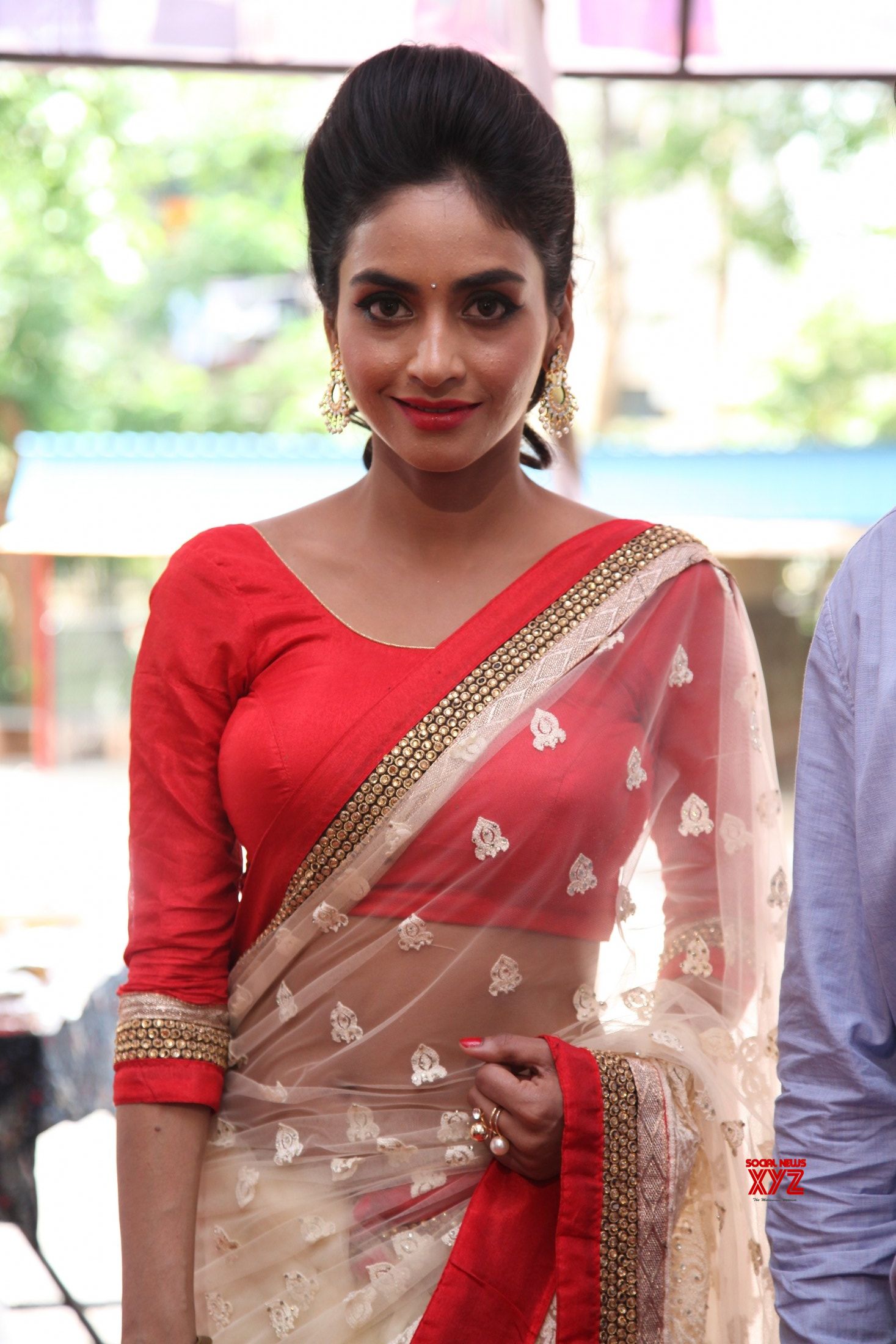 Actress Pooja Sree Inaugurates National Silk Expo At Sri Satyasai ...