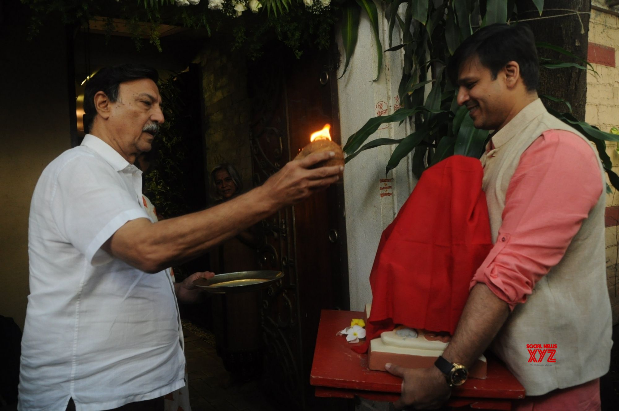 Mumbai: Vivek Oberoi and Suresh Oberoi welcome Lord Ganesh on occasion ...