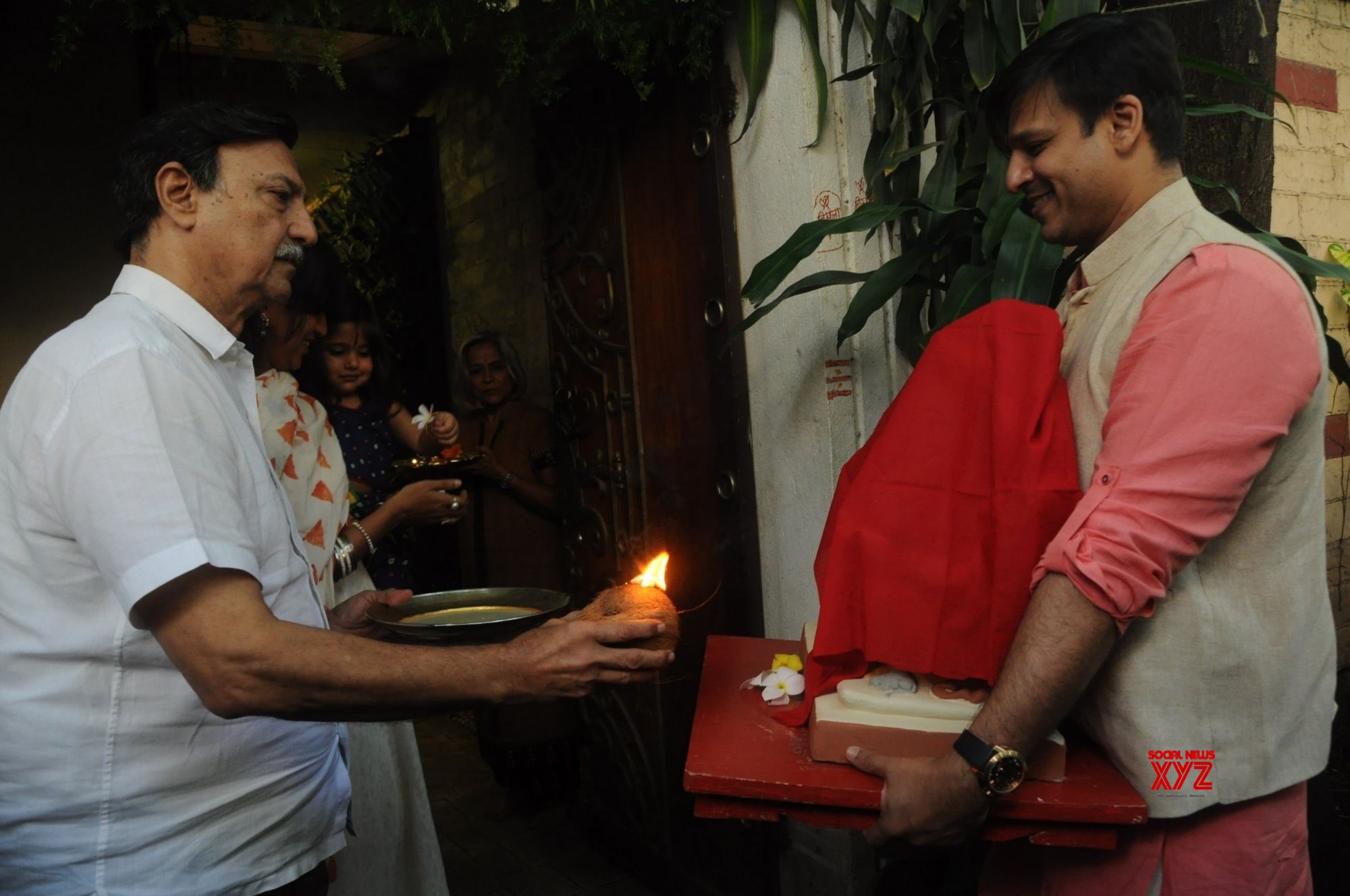 Mumbai: Vivek Oberoi and Suresh Oberoi welcome Lord Ganesh on occasion ...