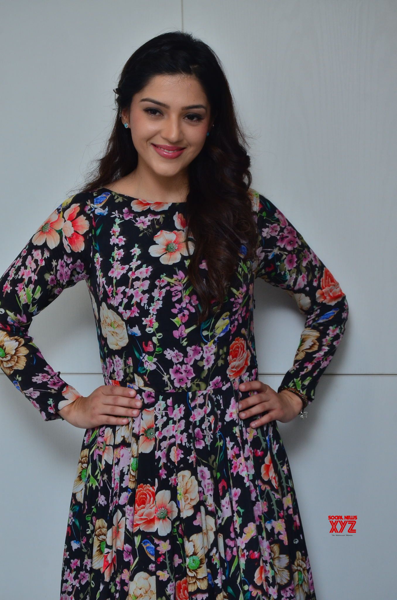 Actress Mehreen Kaur Pirzada Stills From Naturals Salon Launch - Social ...