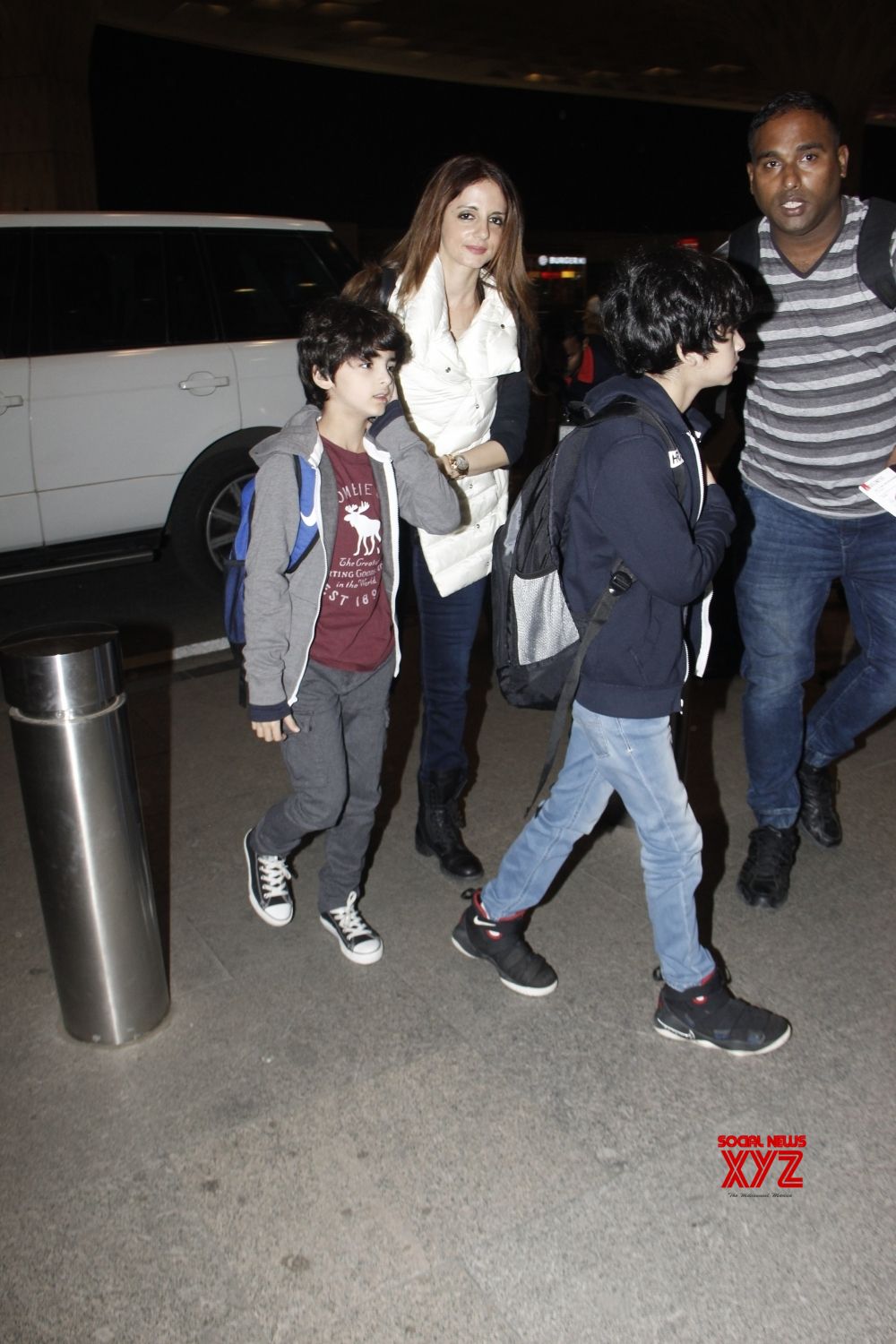Mumbai:Sussanne Khan, Hrehaan Roshan and Hridhaan Roshan seen at ...