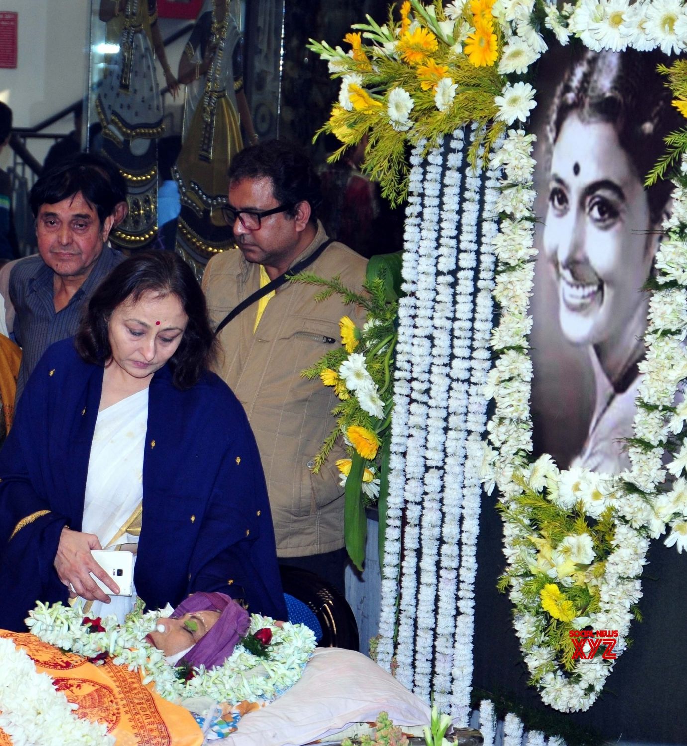 Celebs at Veteran Bengali actress Supriya Devi Last rites - Social News XYZ