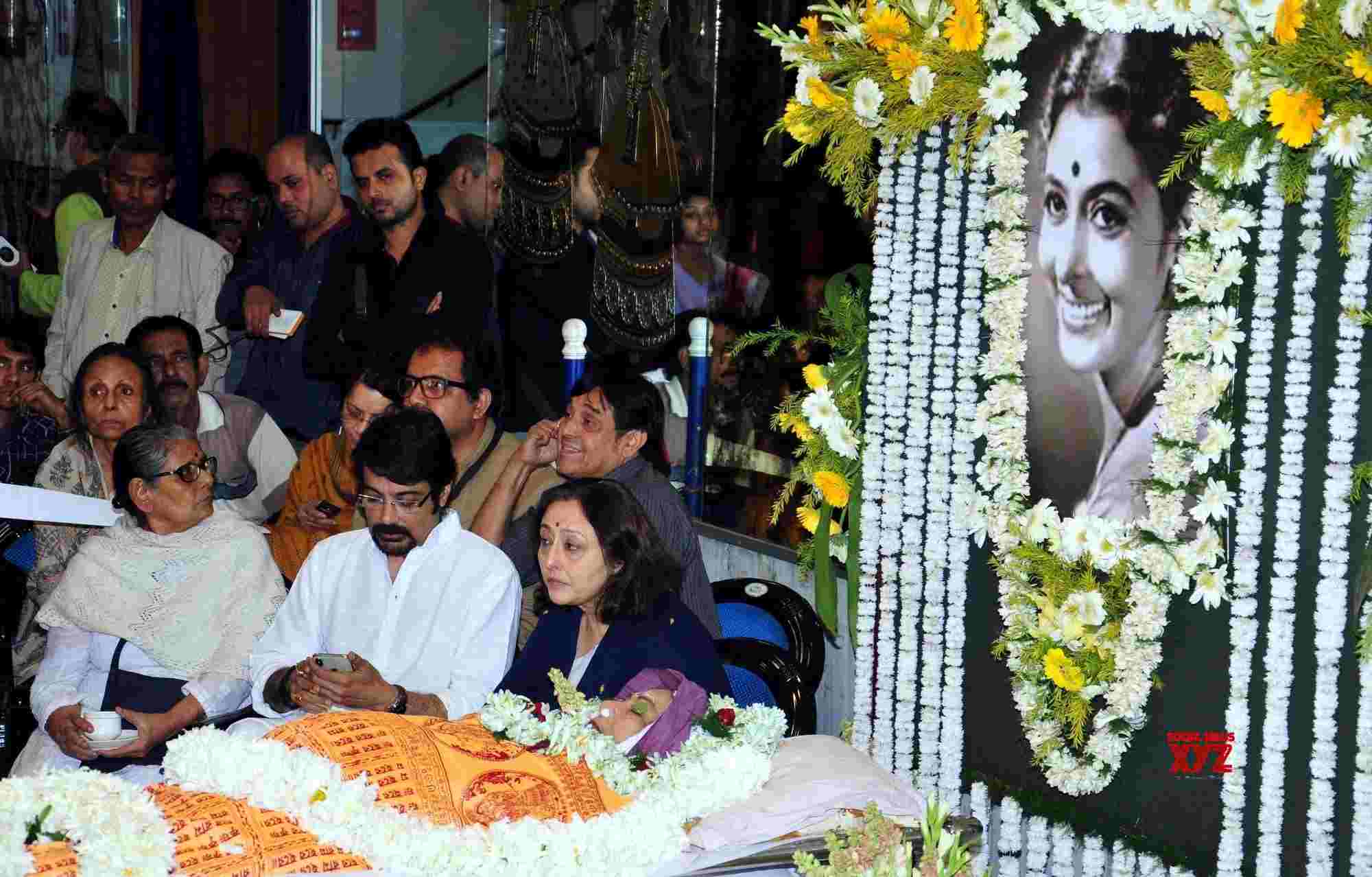 Celebs at Veteran Bengali actress Supriya Devi Last rites - Social News XYZ