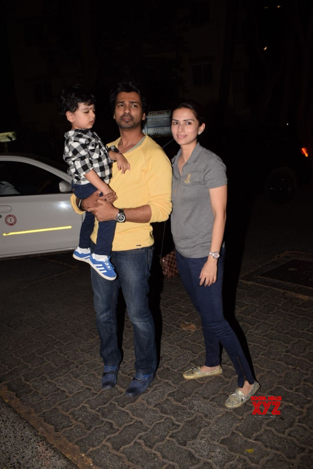 Mumbai: Nikhil Dwivedi seen with family at Juhu #Gallery - Social News XYZ