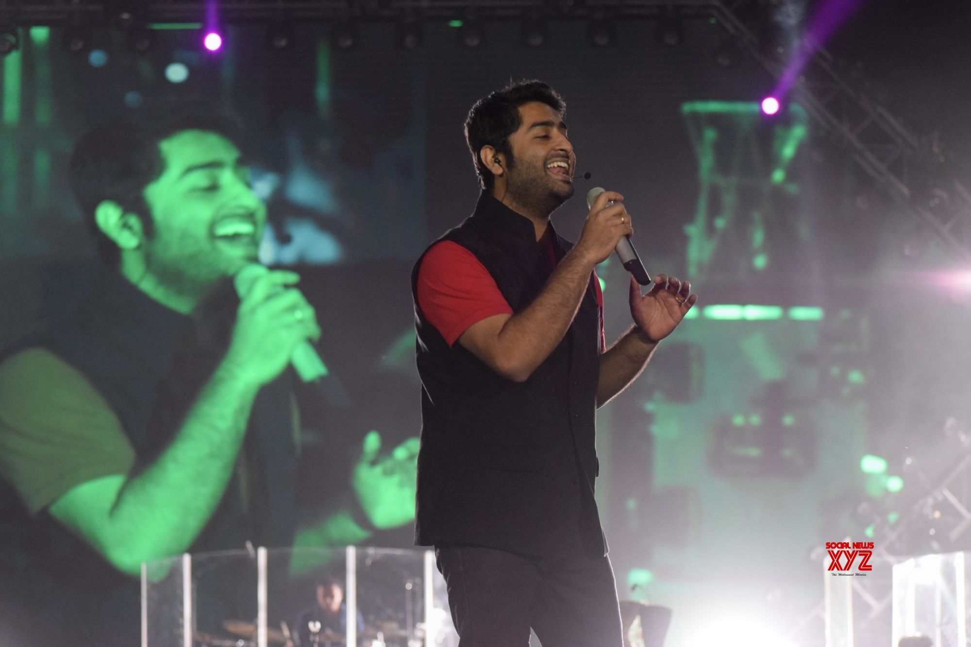 Pune: Arijit Singh during a concert #Gallery - Social News XYZ