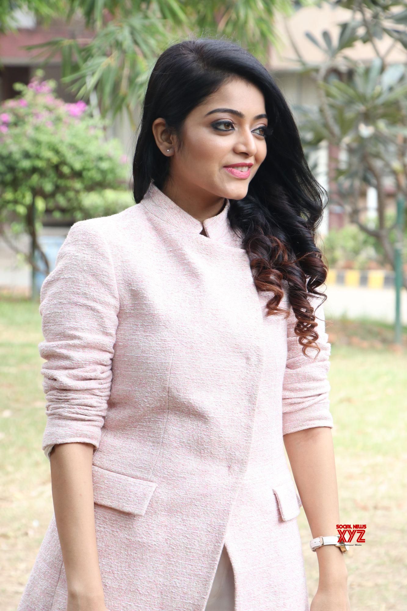 Actress Janani Iyer Stills Social News Xyz