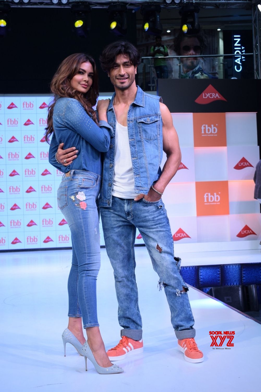 Mumbai: Esha Gupta, Vidyut Jamwal walk the ramp for FBB Fashion Hub # ...