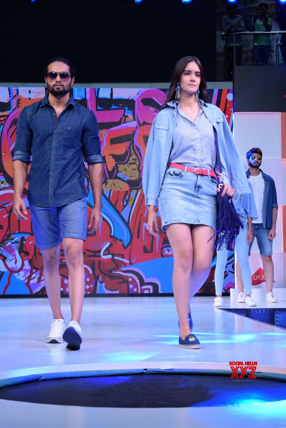 Mumbai: Esha Gupta, Vidyut Jamwal walk the ramp for FBB Fashion Hub # ...