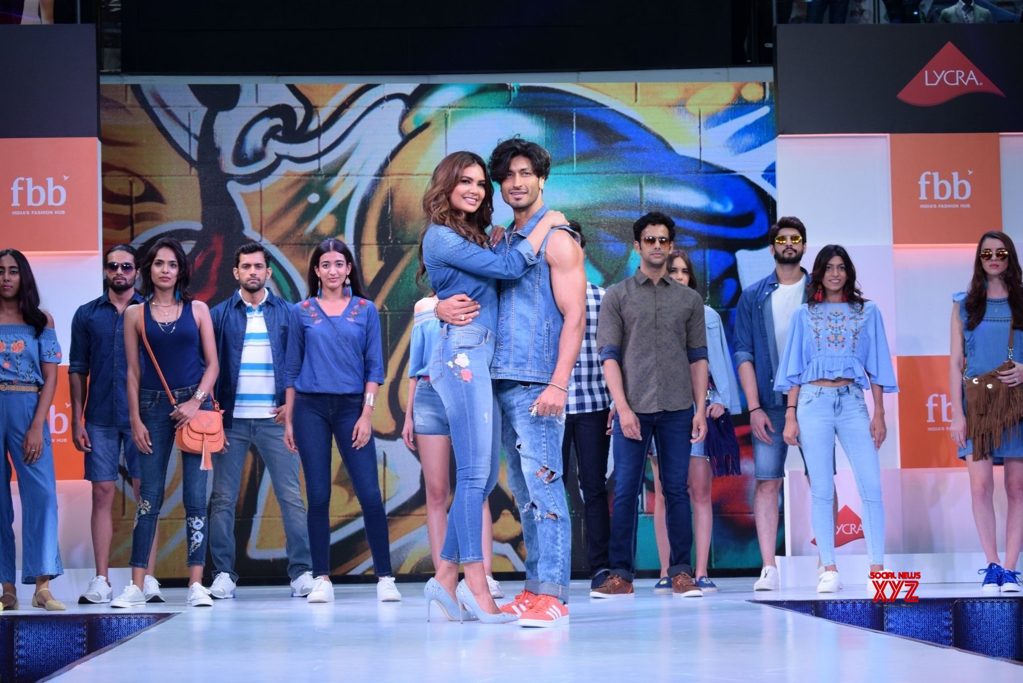 Mumbai: Esha Gupta, Vidyut Jamwal walk the ramp for FBB Fashion Hub # ...