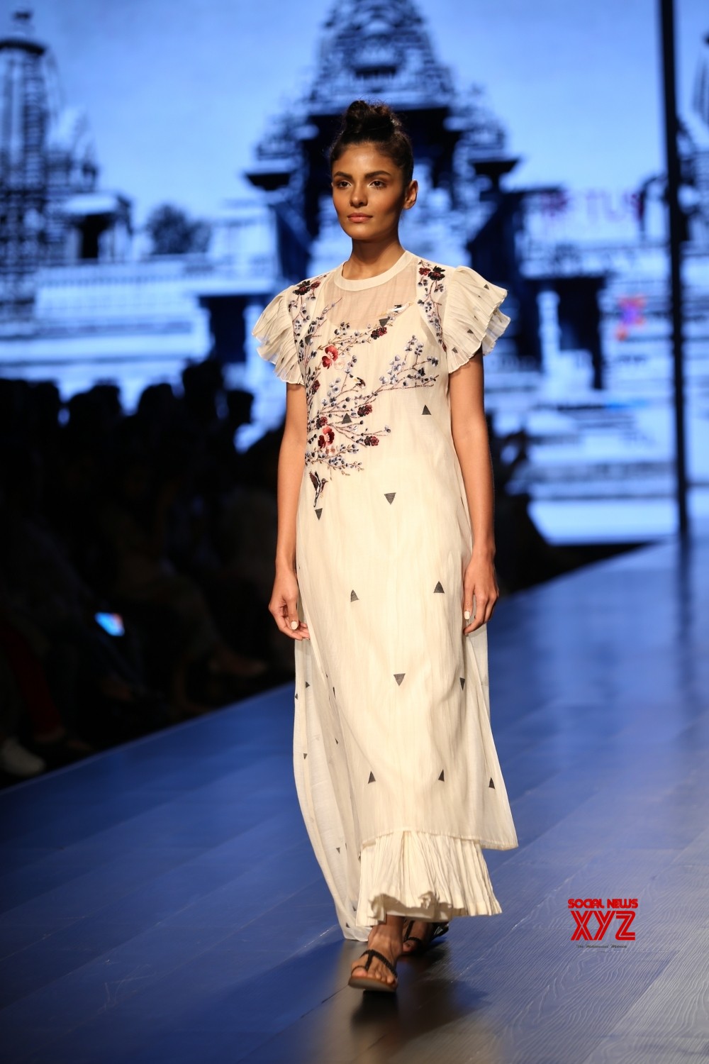 New Delhi: Lotus Make Up India Fashion Week Spring Summer 2019 Pratima ...