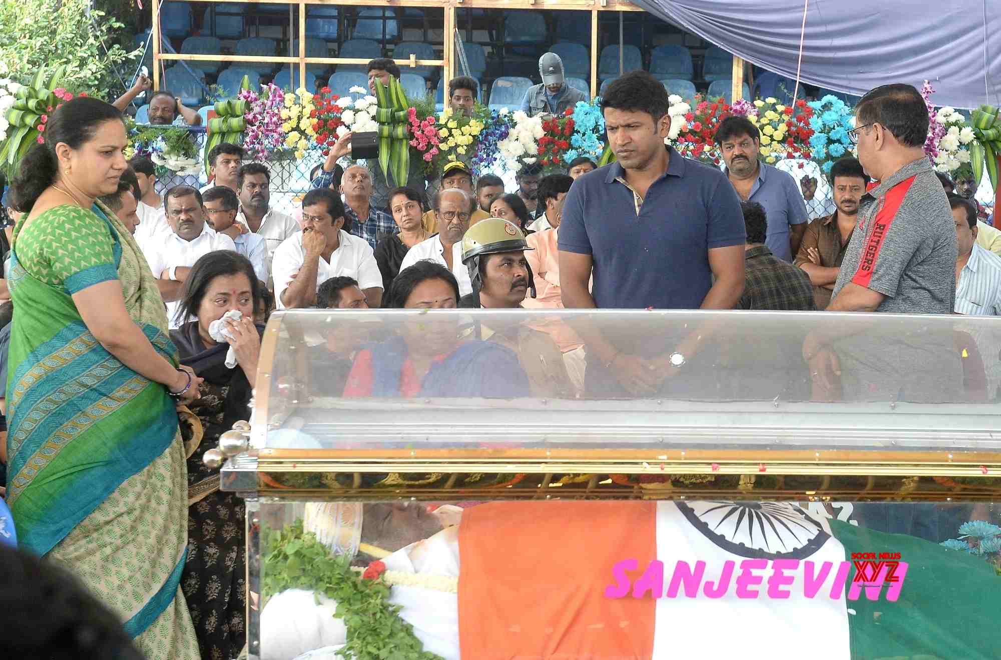 Bengaluru: Celebs pay last respects to Veteran Kannada films rebel star ...