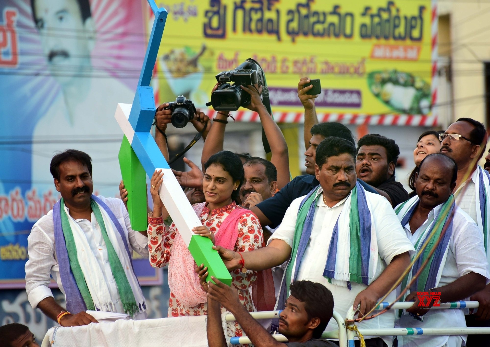 Tenali: Andhra Pradesh Assembly polls - Y.S. Sharmila during election ...