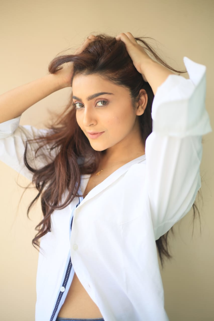 Actress Avantika Latest Sensational Stills - Social News XYZ