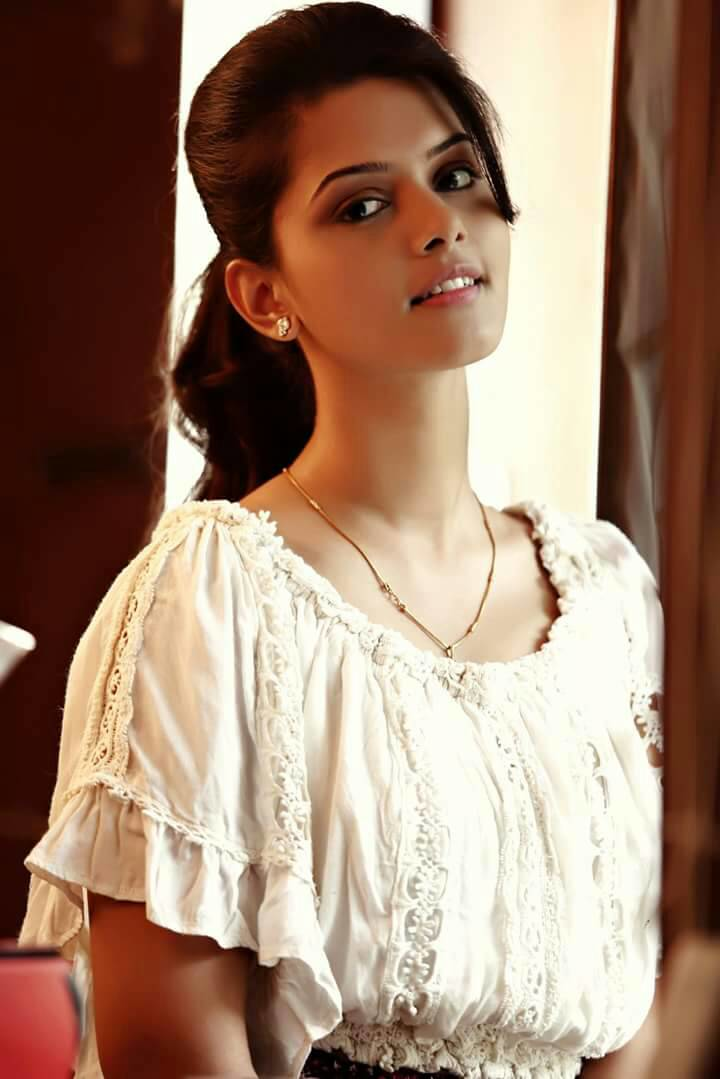 Actress Swathishta Krishnan Latest Stills - Social News XYZ