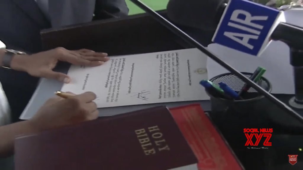 YS Jagan Mohan Reddy's First Signature As CM Of AP - Social News XYZ