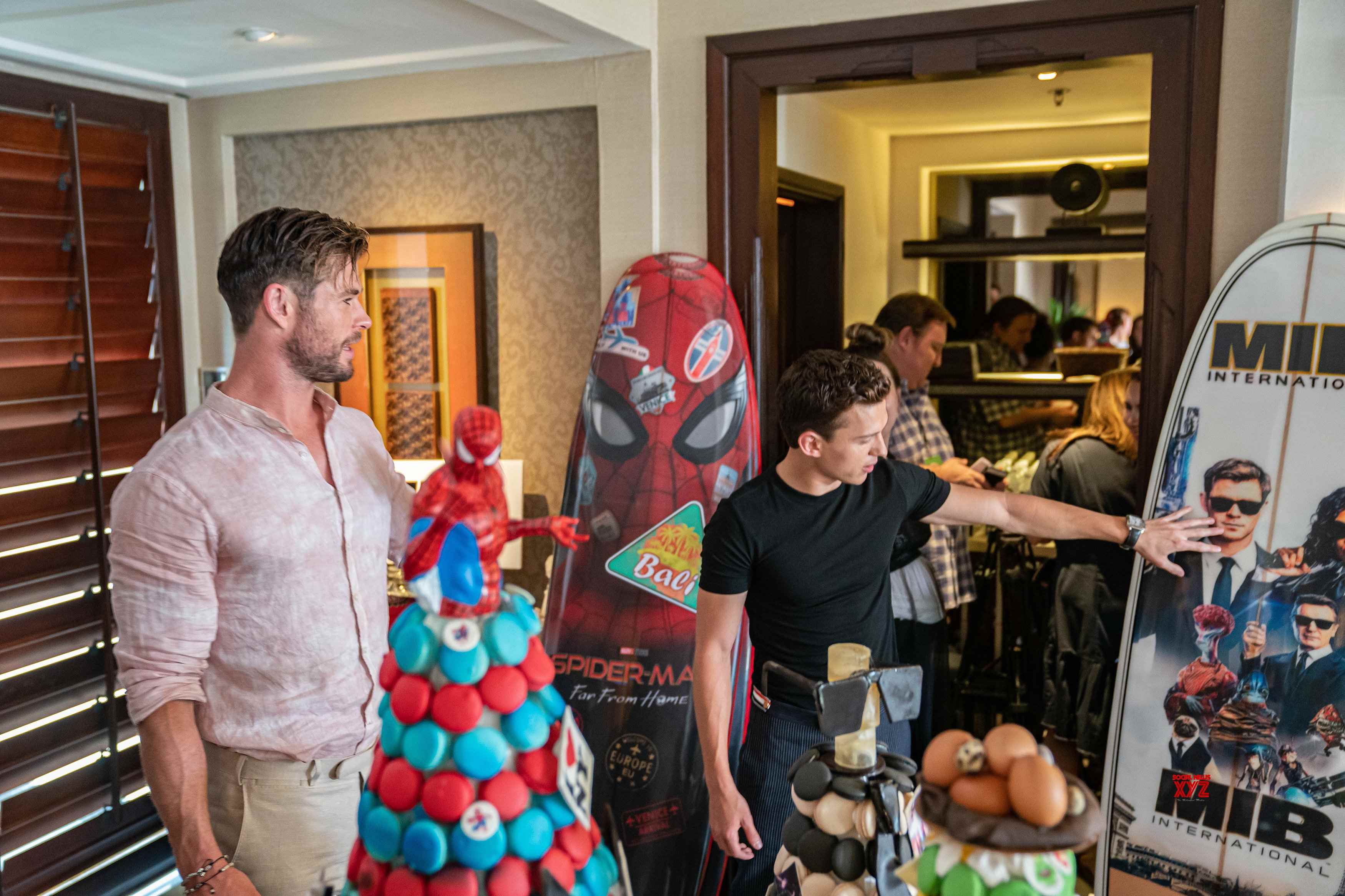 Agent H Aka Chris Hemsworth Meets Peter Parker Aka Tom Holland For A ...