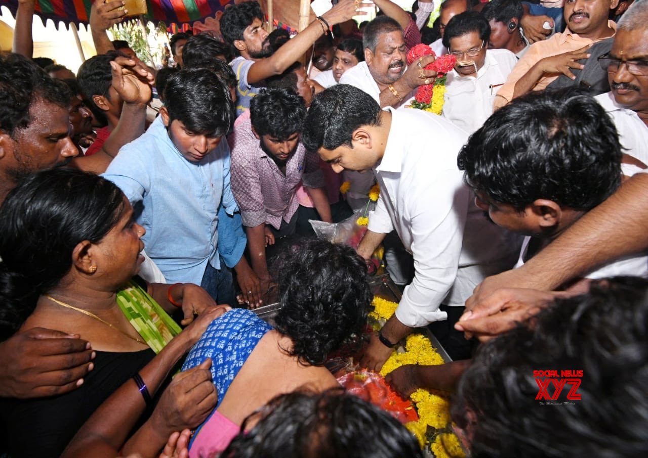 Nara Lokesh Pays Respects To TDP Leader Uma Yadav Killed By YSRCP Gallery - Social News XYZ