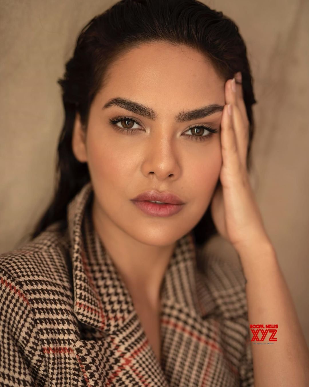 Actress Esha Gupta New Stills By Manasi Sawant - Social News XYZ