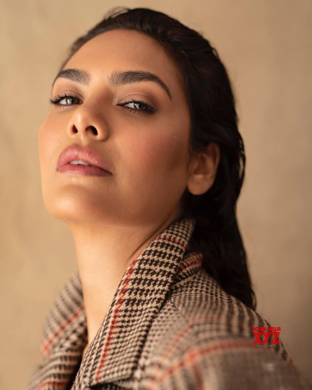 Actress Esha Gupta New Stills By Manasi Sawant - Social News XYZ