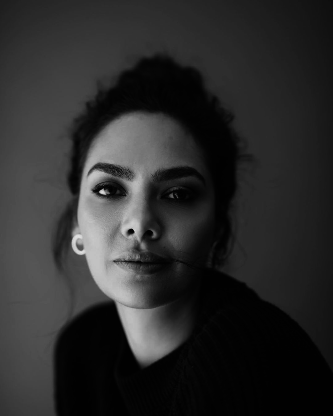 Actress Esha Gupta New Stills By Manasi Sawant - Social News XYZ