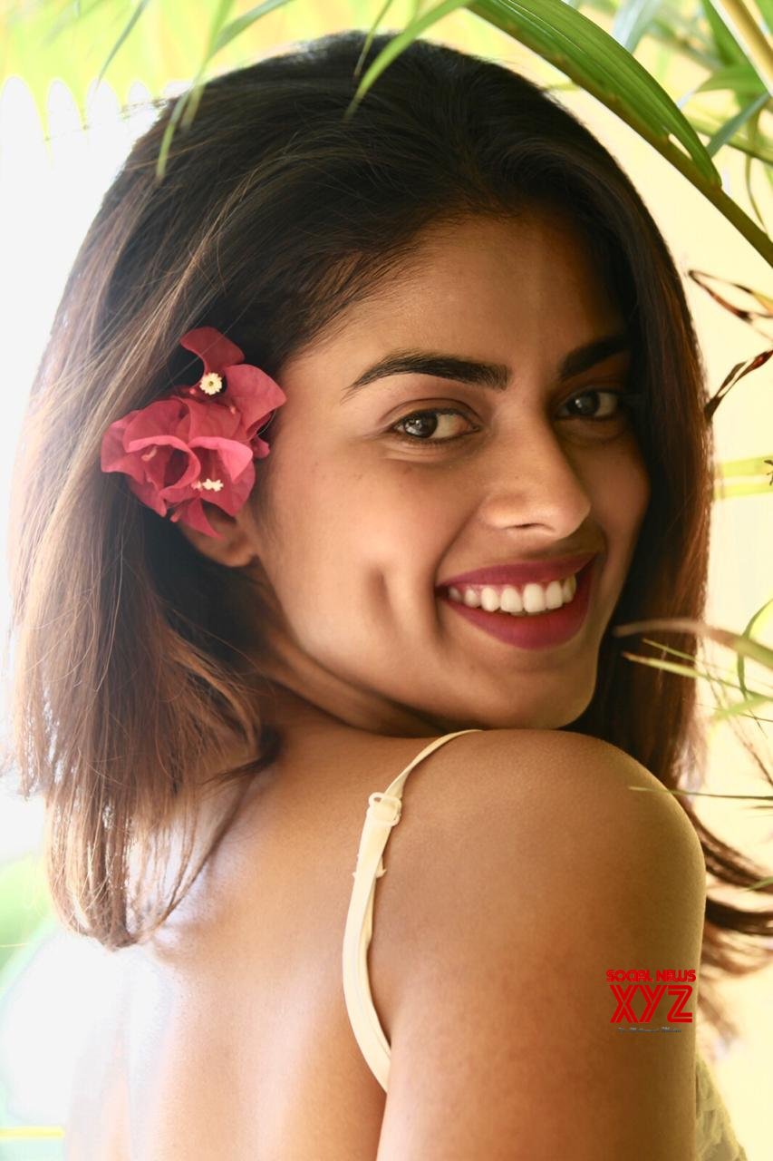 Actress Siddhi Idnani Hot New Stills - Social News XYZ