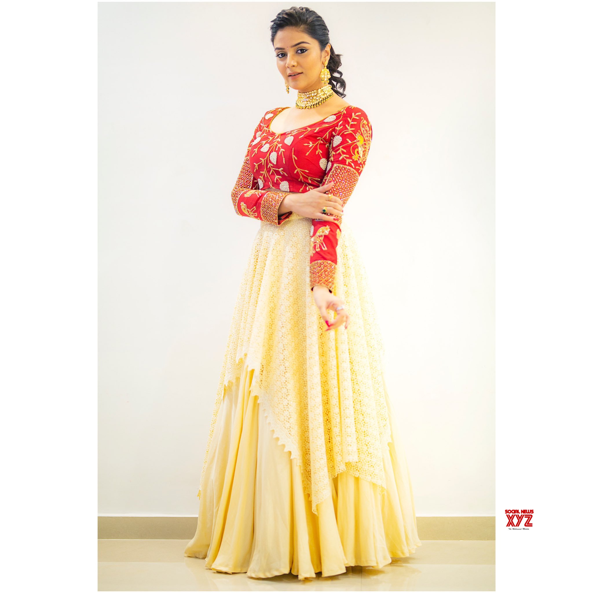 Actress Sree Mukhi New Traditional Stills - Social News XYZ