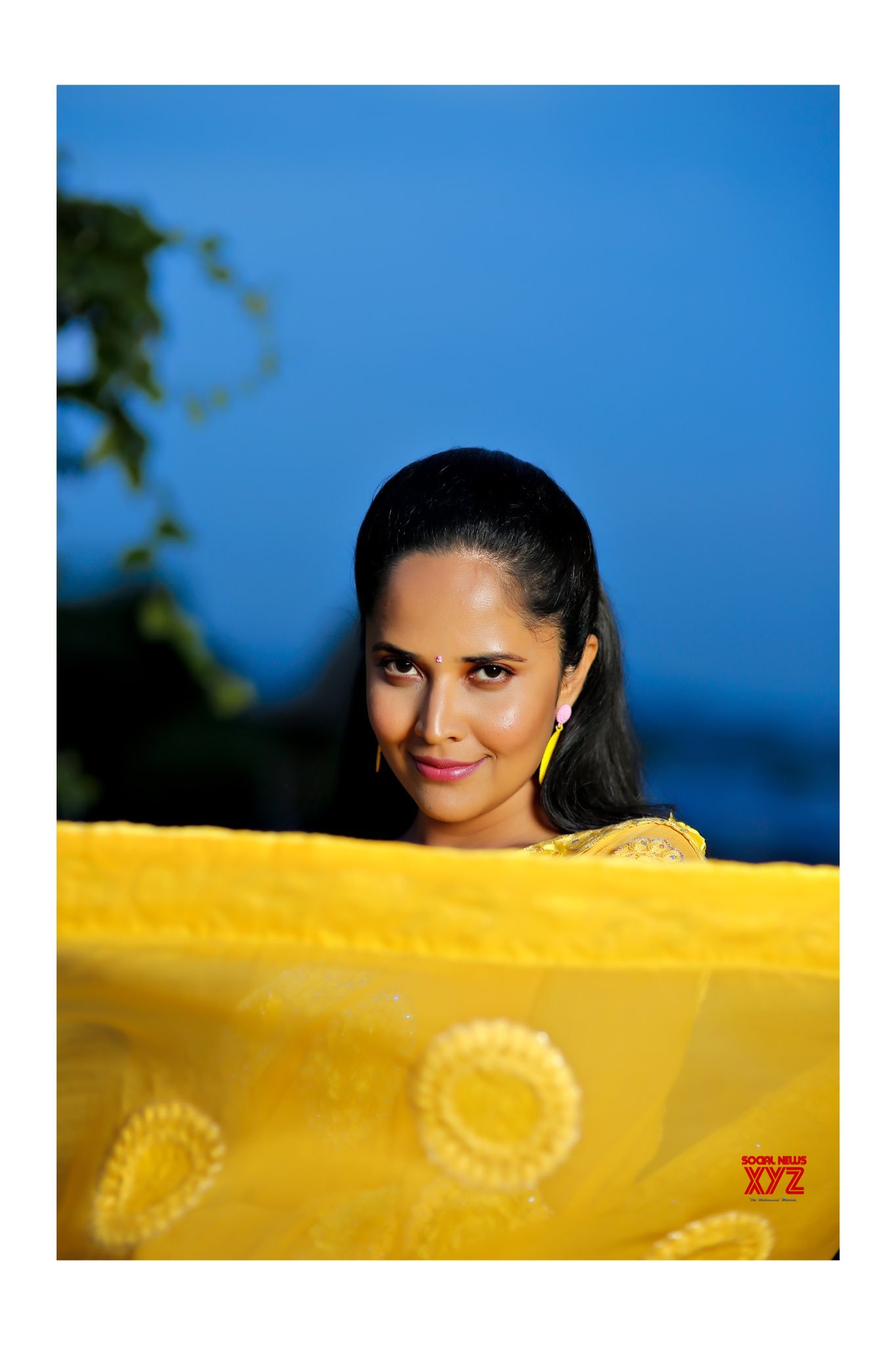 Actress Anasuya Bharadwaj New Glam Stills In Yellow Saree - Social News XYZ