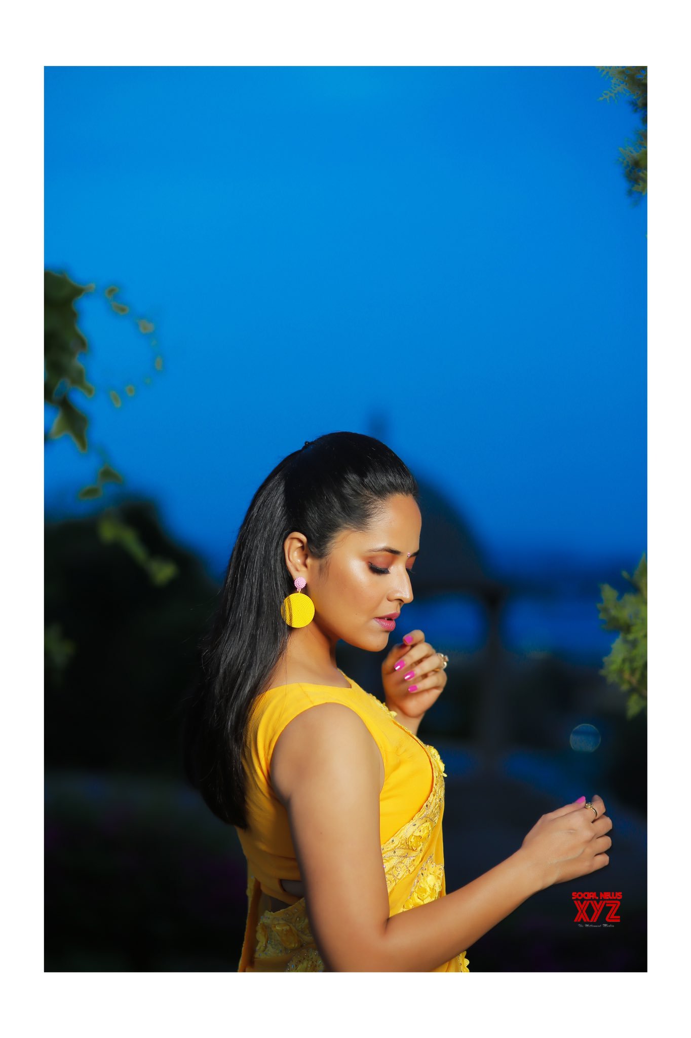 Actress Anasuya Bharadwaj New Glam Stills In Yellow Saree - Social News XYZ
