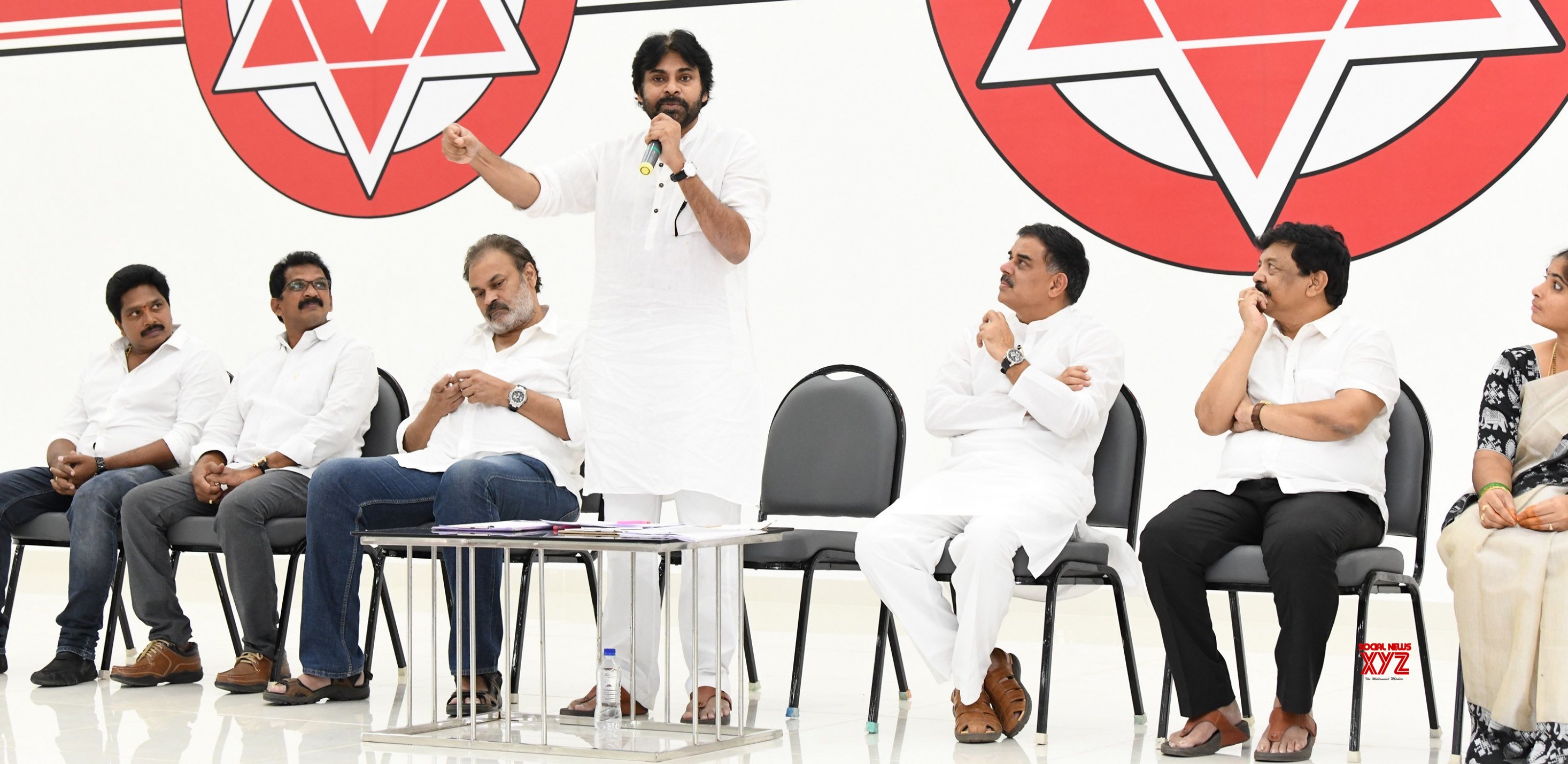 JanaSena Chief Pawan Kalyan Rajahmundry Parliament Meeting Gallery - Social News XYZ