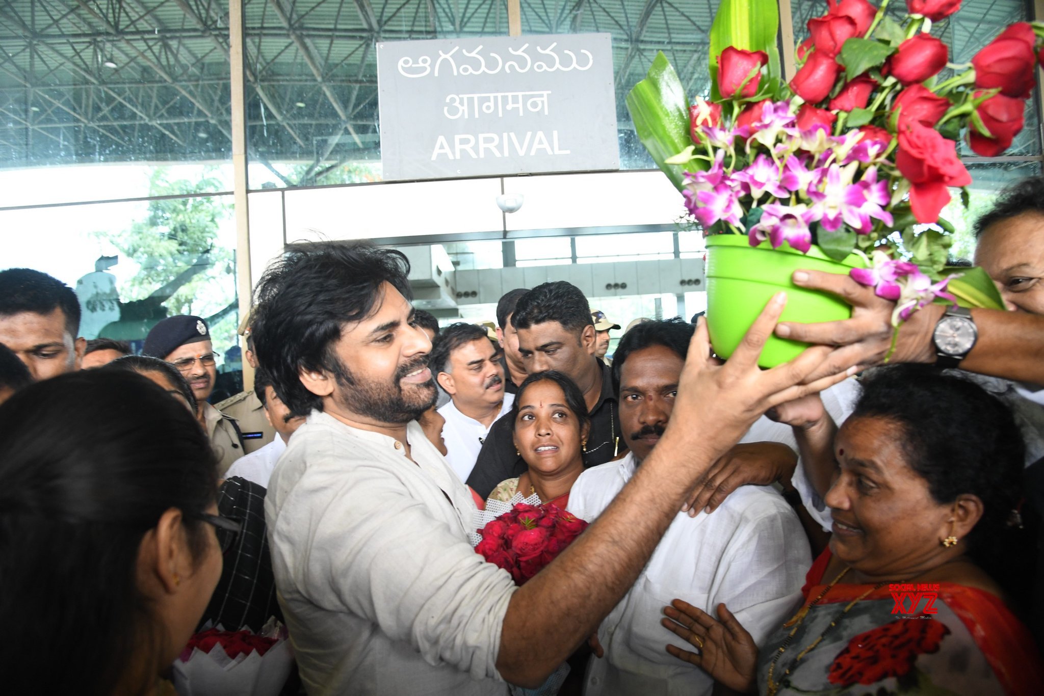 JanaSena Chief Pawan Kalyan Grand Welcome Stills At Rajahmundry - Social News XYZ