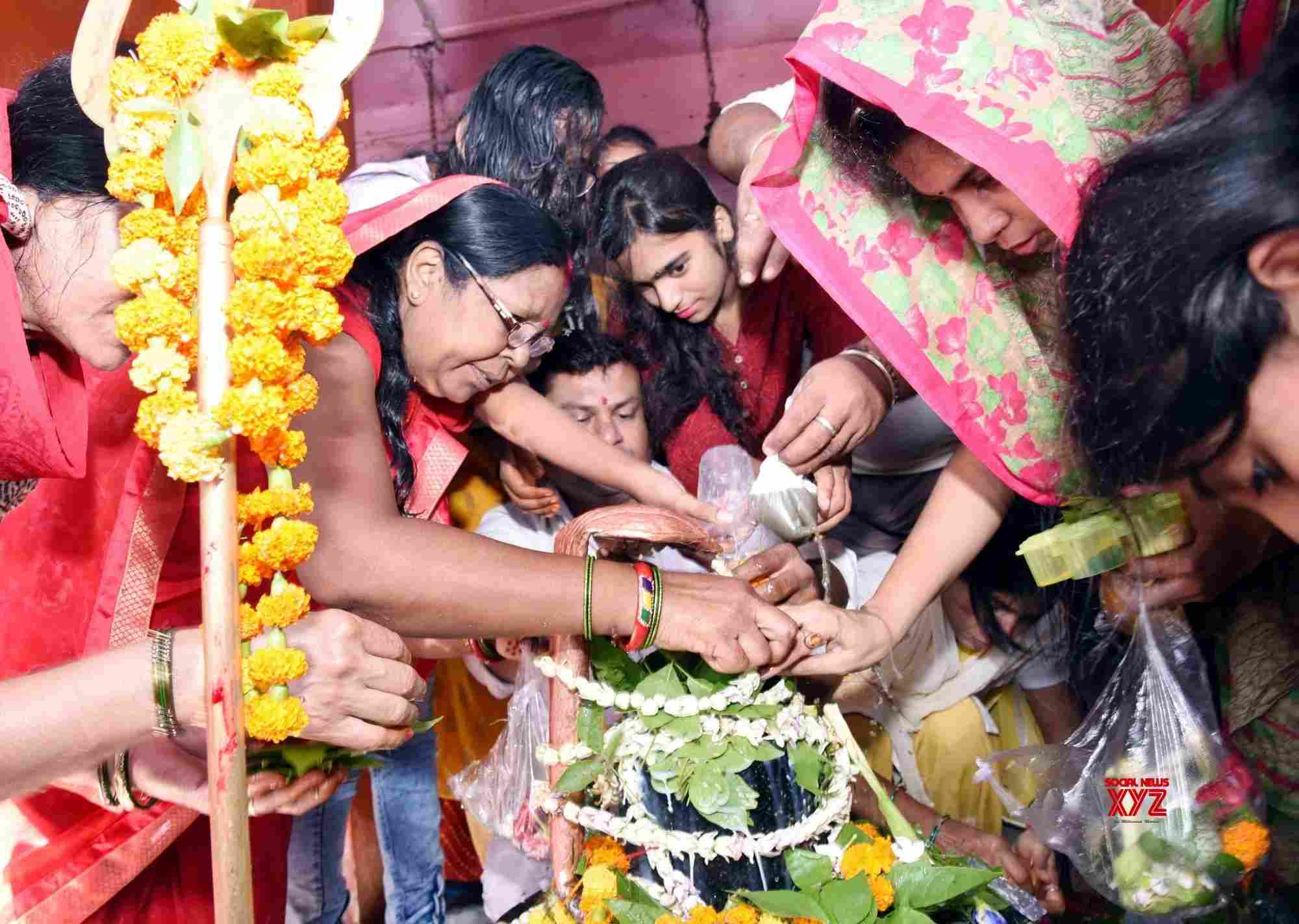 Patna: People worship Lord Shiva #Gallery - Social News XYZ
