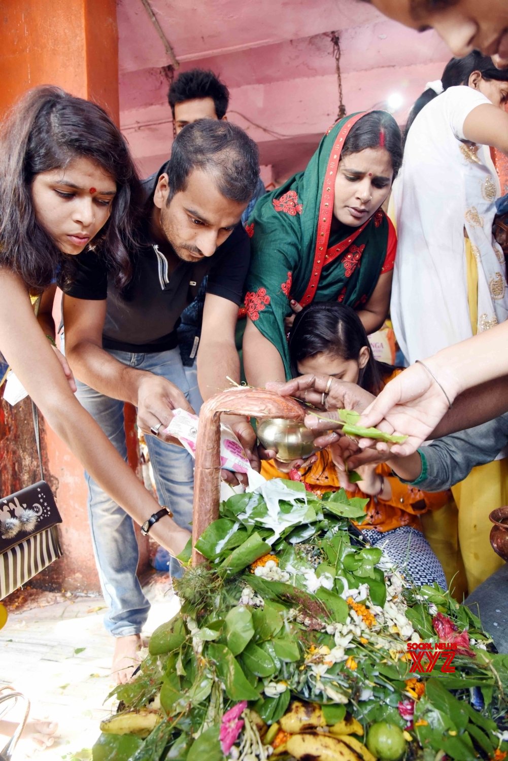 Patna: People worship Lord Shiva #Gallery - Social News XYZ