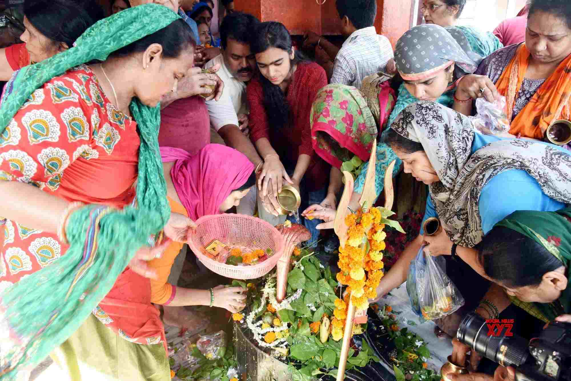 Patna: People worship Lord Shiva #Gallery - Social News XYZ