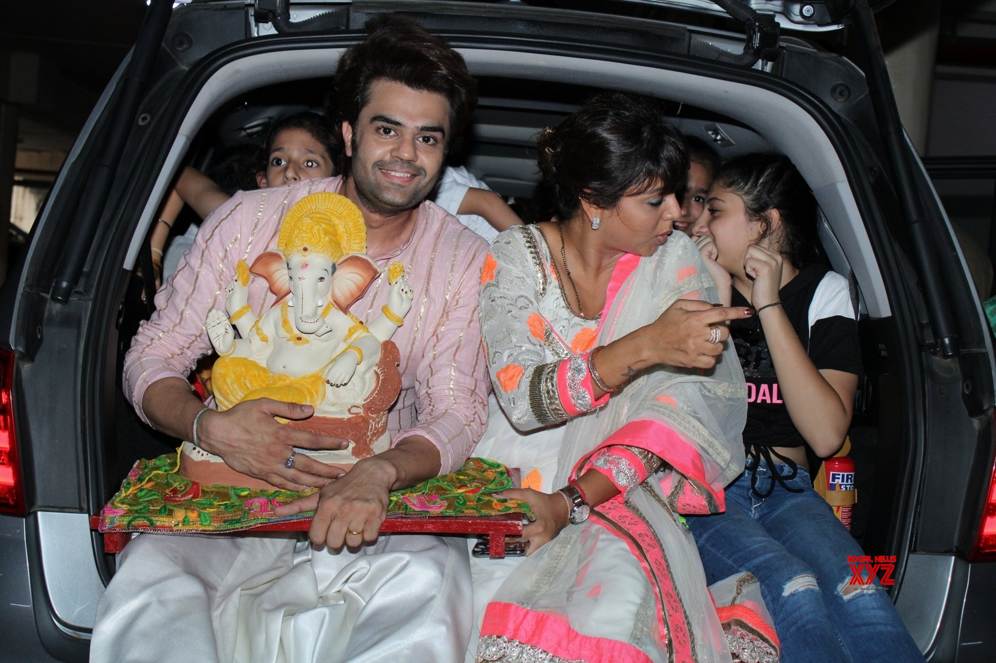 Mumbai: Manish Paul during Ganesh 'Visarjan' #Gallery - Social News XYZ