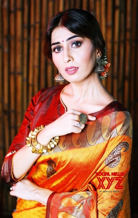 Actress Ruma Sharma's Glam Stills From A Saree Photo Shoot For Yadu ...